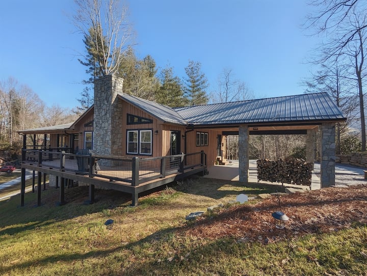 Pinewood Lodge, New Home, 2 Gas Log Fireplaces - Waynesville, NC