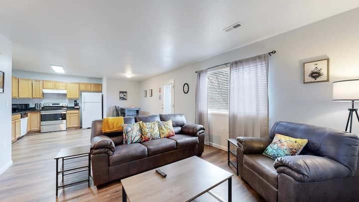 Spacious Two-bed Updated Near Dia Easy Denver Acce - Brighton, CO