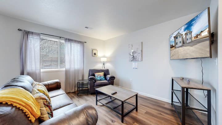 Spacious Two-bed Updated Near Dia Easy Denver Acce - Brighton, CO