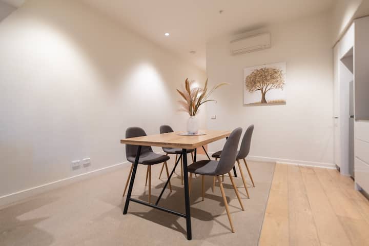 2br Apt  Pool Gym Balcony At William St Mel Cbd - Melbourne