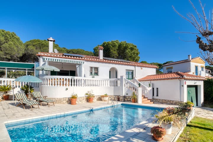 Aigues : Belle Maison Avec Piscine Privée à L'esca - L'Escala
