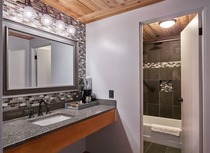 2 Queen Beds - Eugene, OR