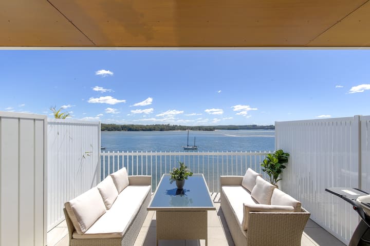 Superb 2-bed Apartment With Scenic Bay Views - Batemans Bay