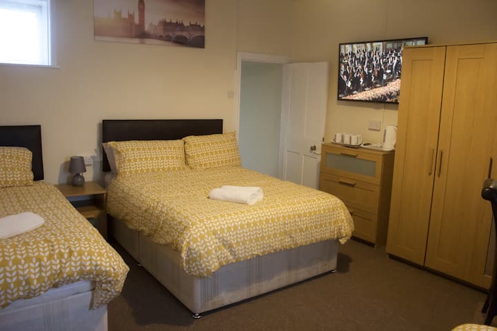 Room 1 Family Suite With 2 Interconnected Rooms An - Weston-super-Mare