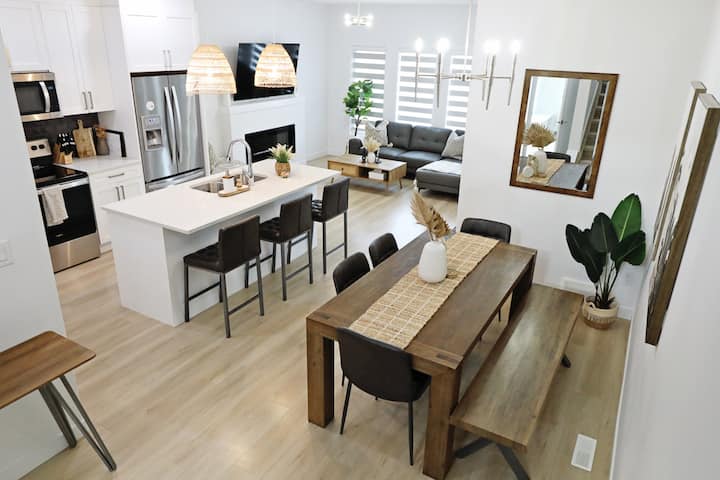 Boho Modern Retreat W/king|fireplace|disney+ - Edmonton