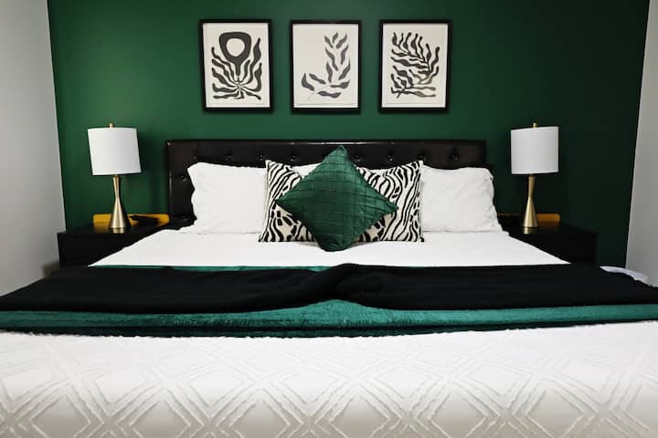 Boho Modern Retreat W/king|fireplace|disney+ - Edmonton