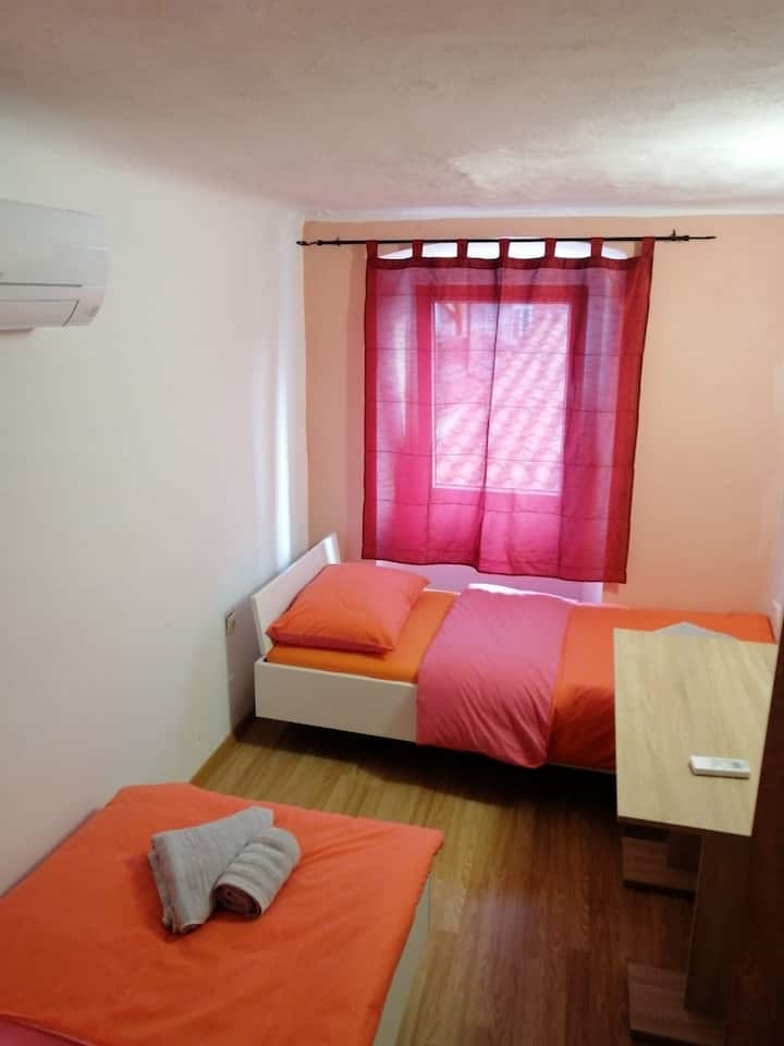 Cosy Double Or Twin Room With Shared Bathroom - Koper