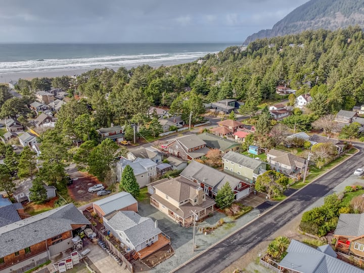 Near Town-beach-fireplace-soaking Tub - Manzanita, OR