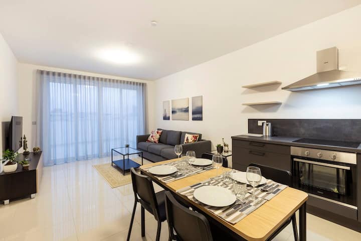 Beautiful Modern Central Penthouse 1br - Málta