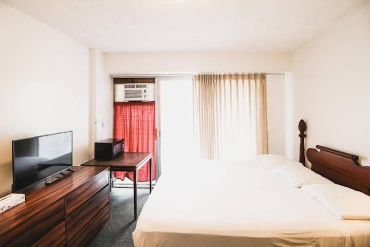 Convenient Stay, Superb Location! Pets Allowed! - Honolulu