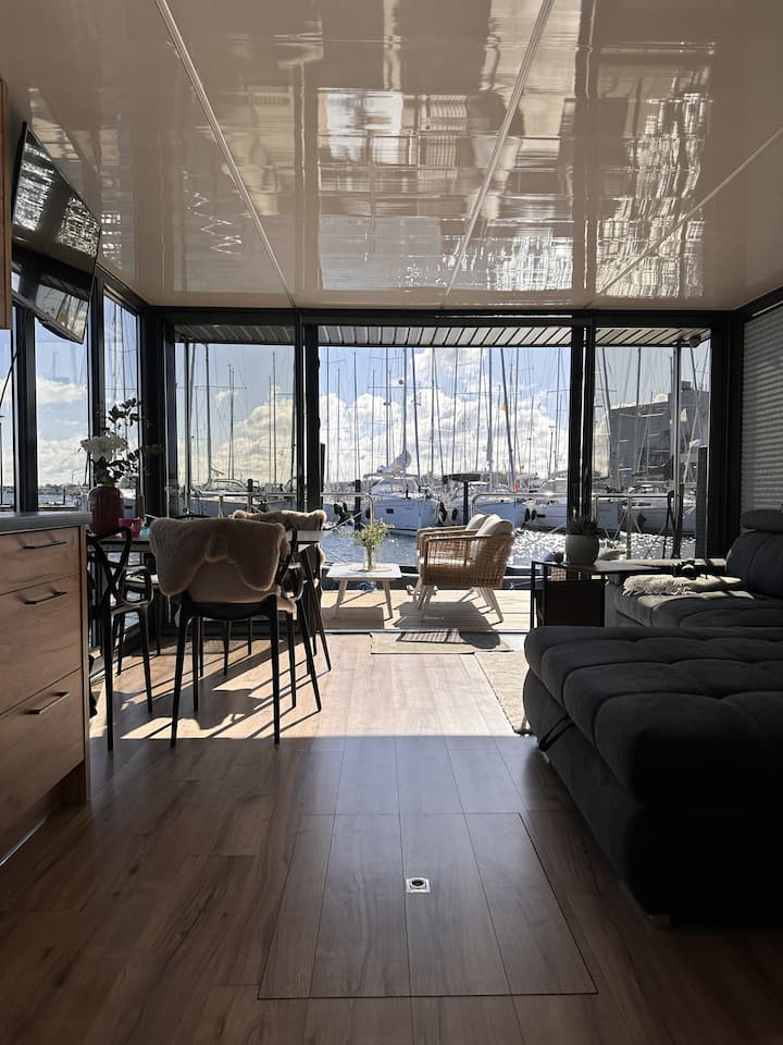 Hausboot Mit Motorboot - Heiligenhafen