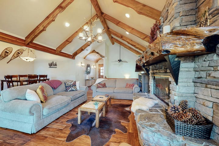Designer 4br Mountainview | Fireplace - Crestline, CA