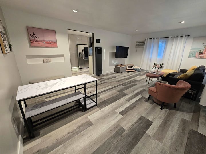 2 Br + 1 Ba Renovated, Stylish Spacious, 1 Parking - Santa Monica, CA