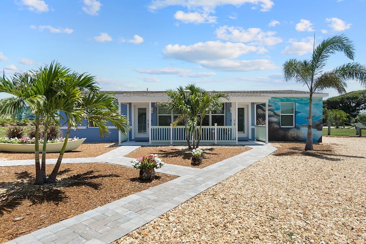 211 Turtle | King Bed | 1 Block To Beach ! - Cocoa Beach, FL