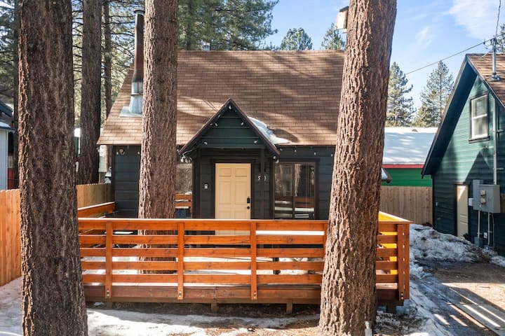 Pet-friendly Cabin, Hot Tub, Summit + Village - Big Bear Lake, CA