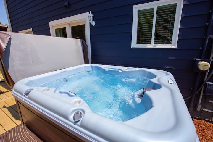 Pet-friendly | Large Group | Hot Tub - All Year - Bay City, MI