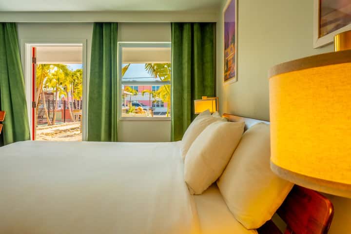 3 Min Walk -> Beach / Heated Pool / Free Parking - Clearwater Beach, FL