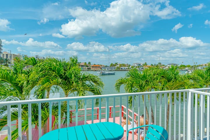 Retro 1950s Bay & Pool View Oasis - Florida Charm - Clearwater Beach, FL