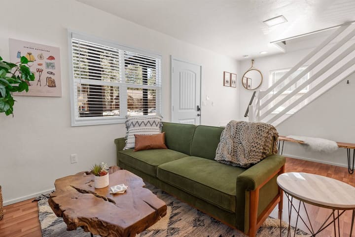 Bear & Birdie's Long Haul Cabin - Big Bear Lake, CA