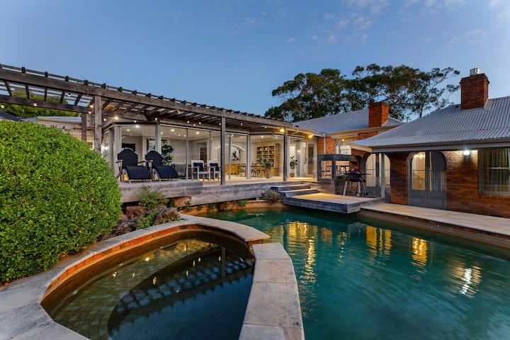 Tranquil Estate | Pool, Hot Tub & Gardens - Mornington