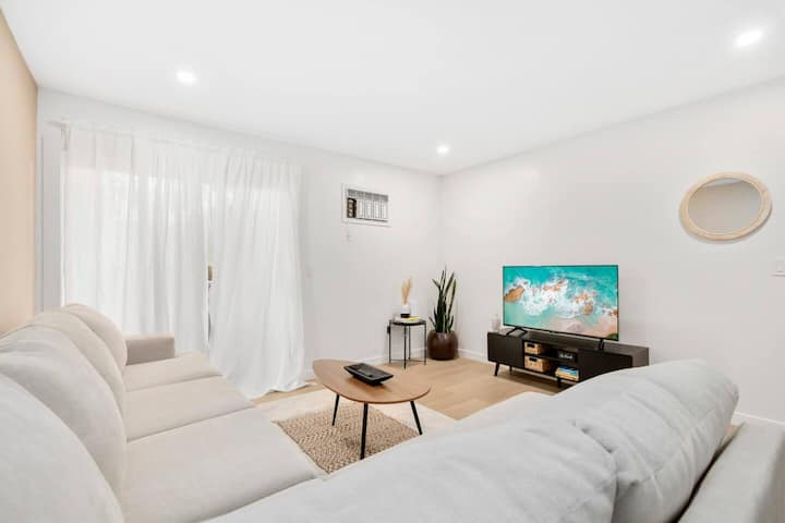 Spacious 2br W/ Fast Wi-fi + Parking In El Cajon - San Diego, CA