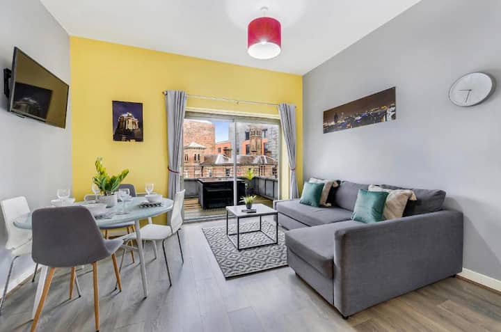 Central Apartment With Spacious Private Balcony - Liverpool