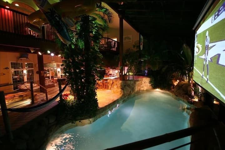 Hawaii Indoors! Swim Up Bar,2theaters,pool,spa,gym - Malvern, PA
