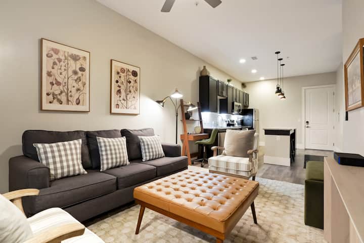 Unbeatable Location Golden Condo - Walk Everywhere - Golden, CO