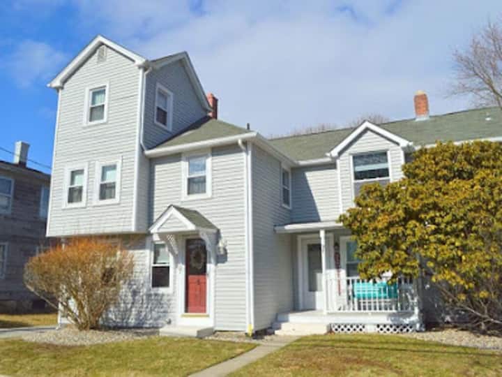 Town Beach 5 Bdrm Victorian! - Narragansett, RI