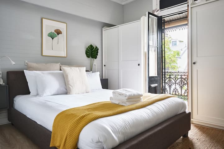 3 Bed Terrace, 3 Levels, Great Location & Parking - Kensington
