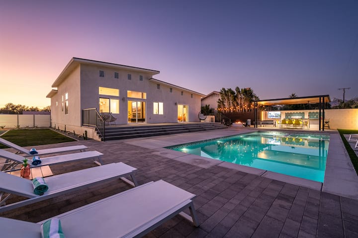 New! Modern 4b/3b | Pool, Hot Tub| 2 King Ensuite| - Palm Springs, CA