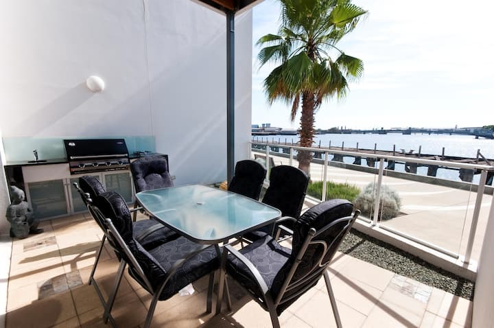 Dolphin Cove - Waterfront, Pool, Gym, Free Parking - Adelaide