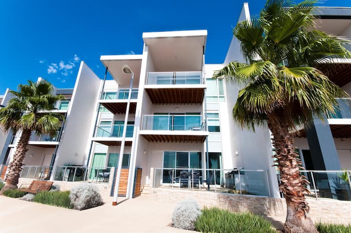 Dolphin Cove - Waterfront, Pool, Gym, Free Parking - Port Adelaide