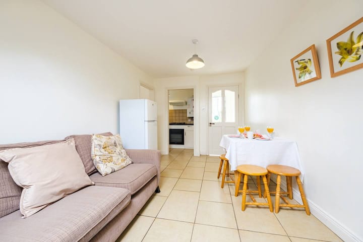 33b Steeple View, Trim - Trim