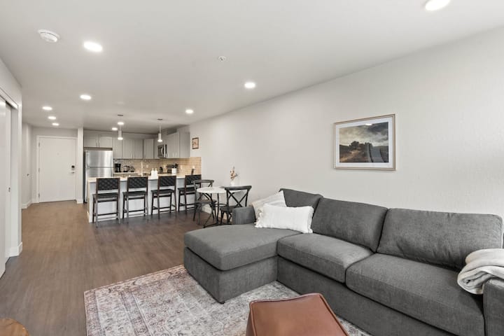 Spacious, King Beds, Pool Table & Brunch Below - Spokane, WA