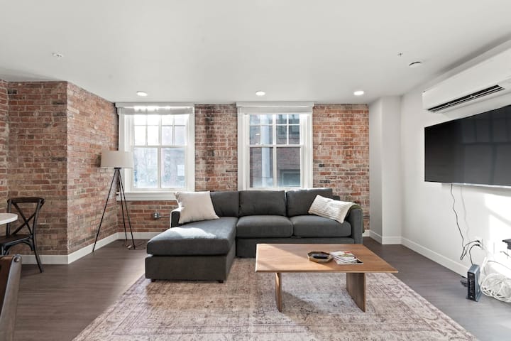 Downtown Escape | King Beds, Coffee & Pool Table - Spokane, WA