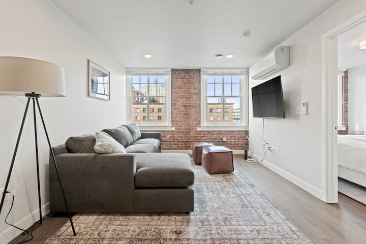 Luxury Downtown Retreat | King Bed, & Pool Table! - Spokane, WA