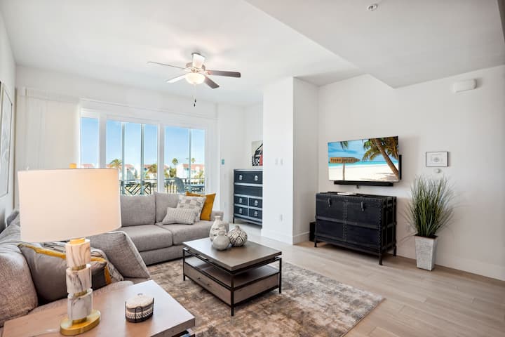 The Harbor 305 - Brand New, Steps 2 The Beach! - Madeira Beach, FL