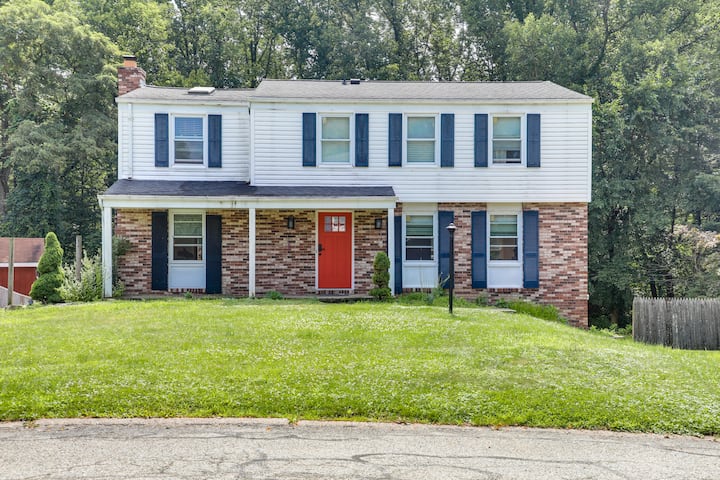 15 Mi To Pittsburgh: Wfh-friendly Home W/ Deck - Monroeville, PA