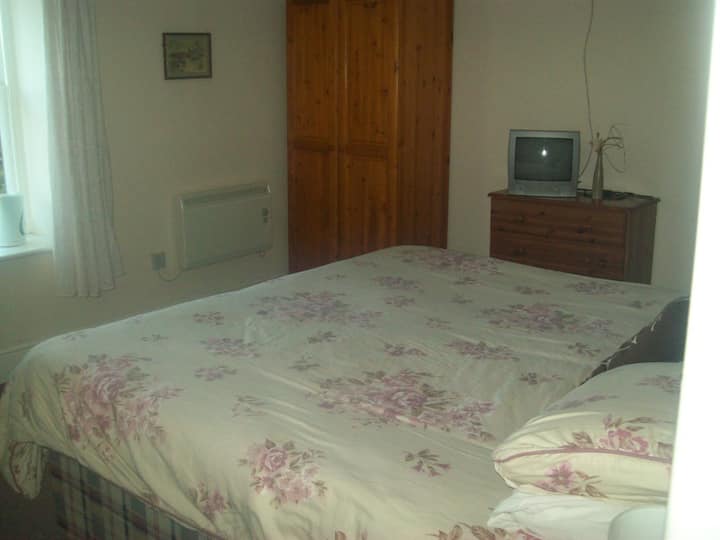 Very Large En-suit Super King Size Bed - Tavistock