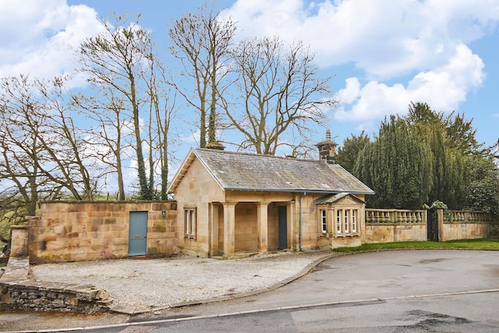 North Lodge - 17th C Hassop Hall Gate Cottage - Bakewell