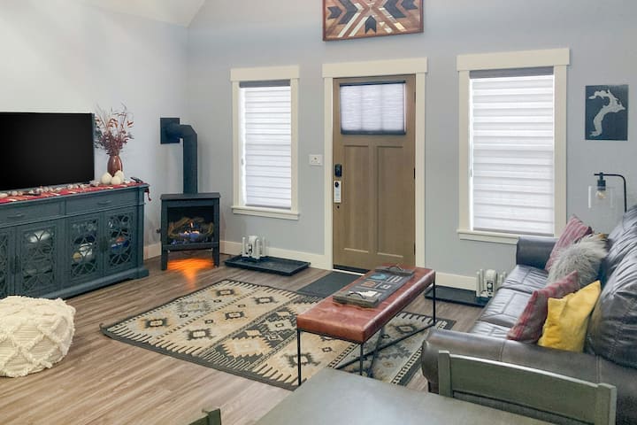 Classic 2br | Hot Tub | Fireplace | W/d - Sandpoint, ID