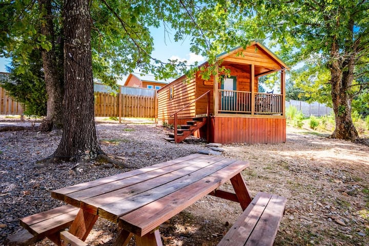 Pecan: Sleeps 3, Tiny Cabin, Pets, Near Park/lake - Broken Bow, OK