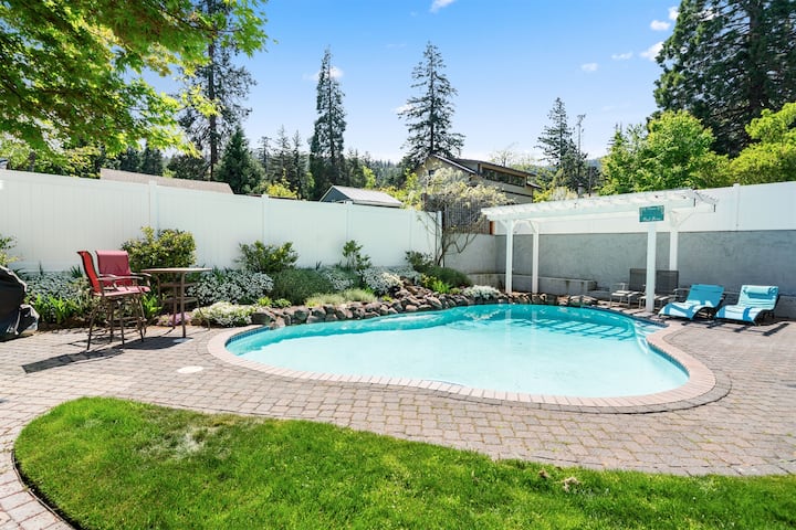 Ashland Luxury: 4 King Suites, Pool & Hot Tub - Ashland, OR