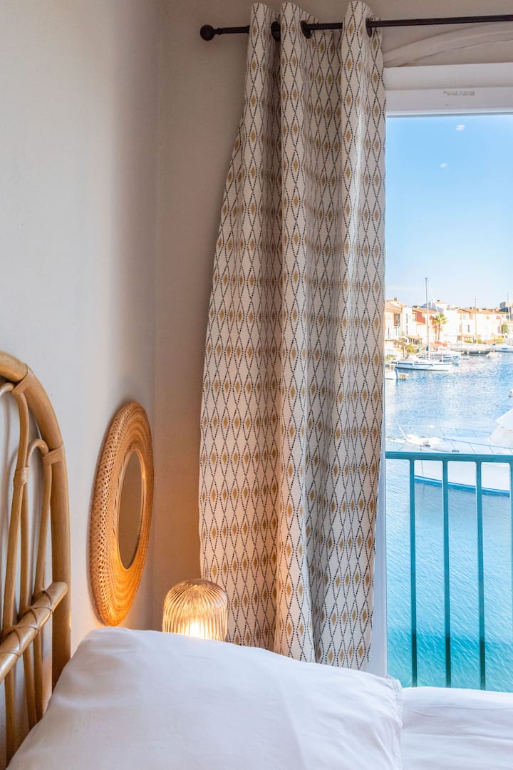 Lumineux Nid Avec Balcon Et Vue Sur Le Port - Grimaud