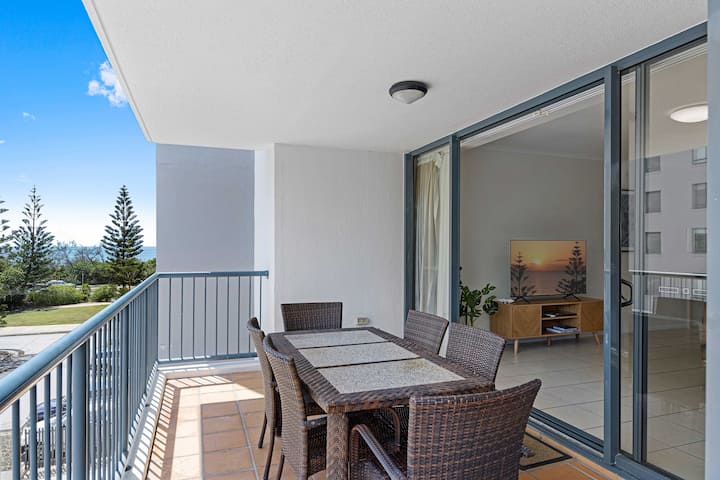 Beachside 2-bed With Pools, Gym, Bbq And Parking - Alexandra Headland