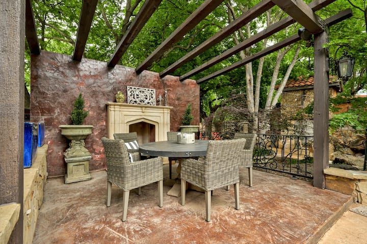 Luxurious Unique Scarlet Manor Castle Sleeps 12 - United States