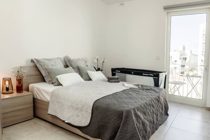 2-bed Sliema Apt – Walk To Beaches & Valletta - Malta