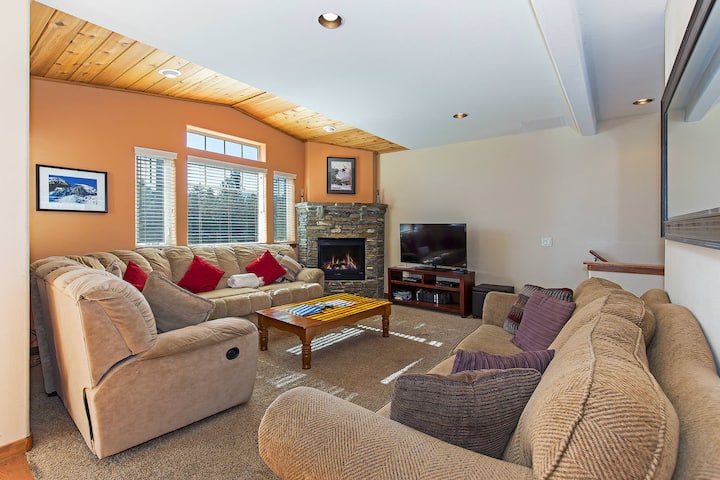 Grayeagle #08 | Cozy Ambiance W/ Hot Tub - Mammoth Lakes, CA