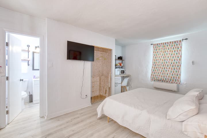 Pineapple Shores Retro King Studio - 戴通納海灘